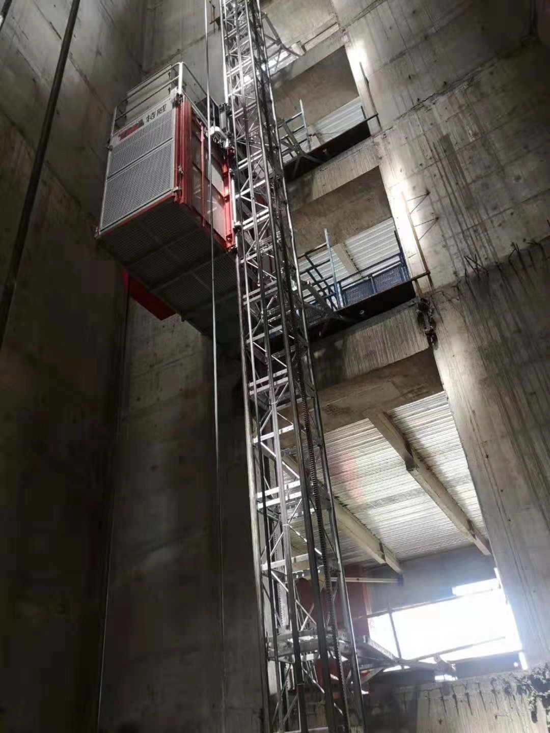 Construction 500m 96m/Min Passenger And Material Hoist Lift Bevel ...