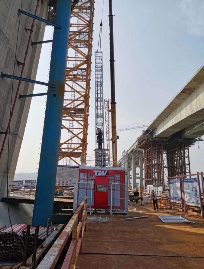 Inclined Mast 500m Building Site Hoist For Chimneys Construction